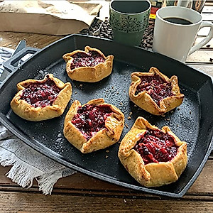 Bayou Classic 7471 Cast Iron Shallow Pan Perfect For Hamburgers Grilled Cheese Sandwiches and Bacon Features Wide Loop Handles