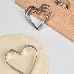 Kukifun Heart Cookie Cutters 5Pcs, Stainless Steel Heart Shape Biscuit Cutter for Cookie Biscuit Bread Sandwiches Vegetable Decoration,Unique DIY molds for Baby Shower Wedding Birthday Party