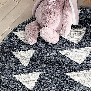 Well Woven Tango Grey Geometric Triangle Pattern Stain-Resistant Area Rug (4' Round)