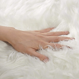 SERISSA Faux Sheepskin Fur Area Rug White Fur Chair Cover Seat Pad Small Fuzzy Rug for Bedroom Floor Sofa Living Room Decor 2x3 Feet
