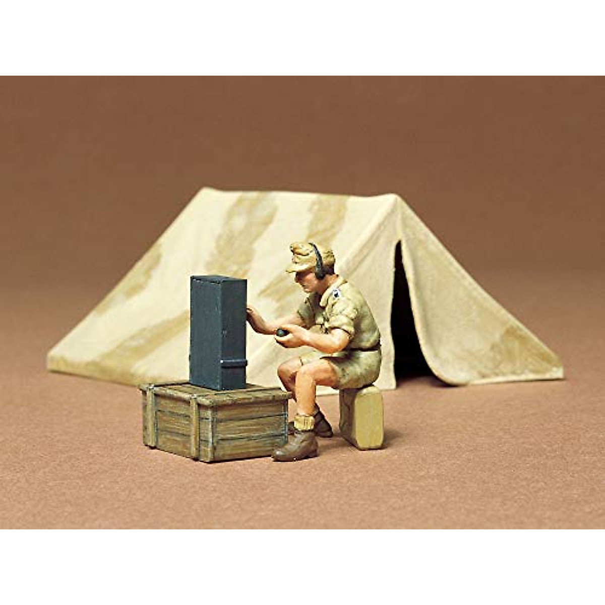 Tamiya 300035074 – 1:35 WWII Diorama Set Tent with Radio (1),Multicolor,Small