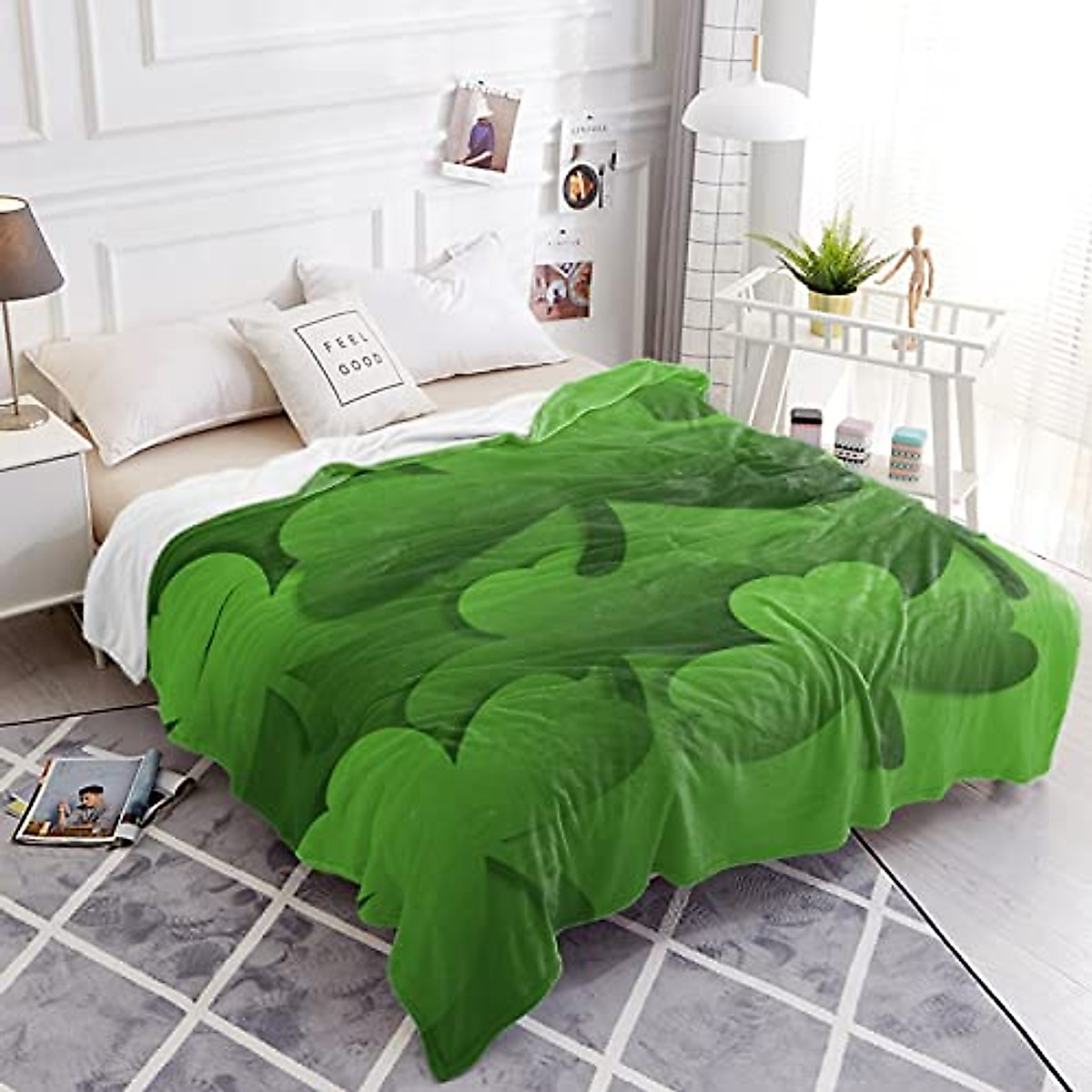 St. Patrick's Day Throw Blankets Green Lucky Clover Leaf Fuzzy Soft Bed Cover Bedspread Irish Shamrocks Lightweight Luxury Flannel Fleece Blanket for Travel Stadium Camping Couch Sofa Chair 40x50In