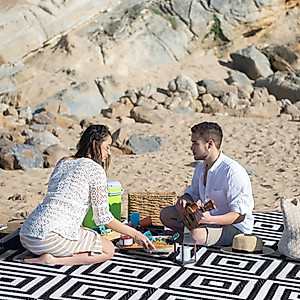 Ridota Reversible Mats for Outdoor Patio, Plastic Straw Modern Area Rug, Floor Mat for RV, Backyard, Deck, Picnic, Beach, Trailer, Camping (Diamond Black & White, 4' x 6')