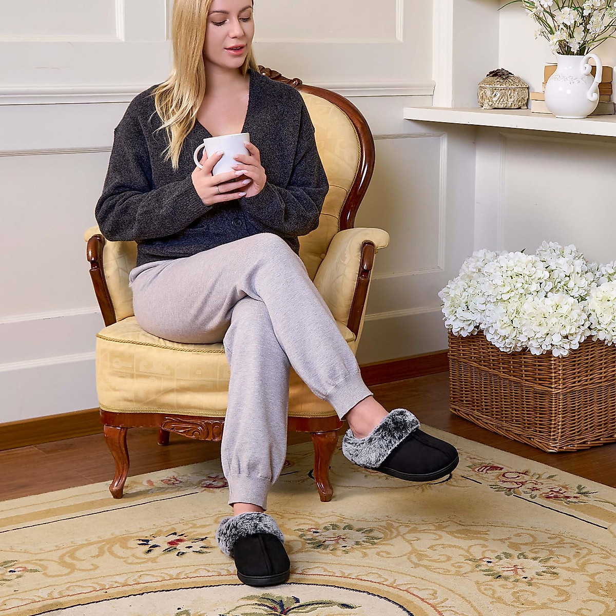 HomeTop Women's Classic Microsuede Memory Foam Slippers Durable Rubber Sole with Warm Faux Fur Collar (7-8 M, Black)