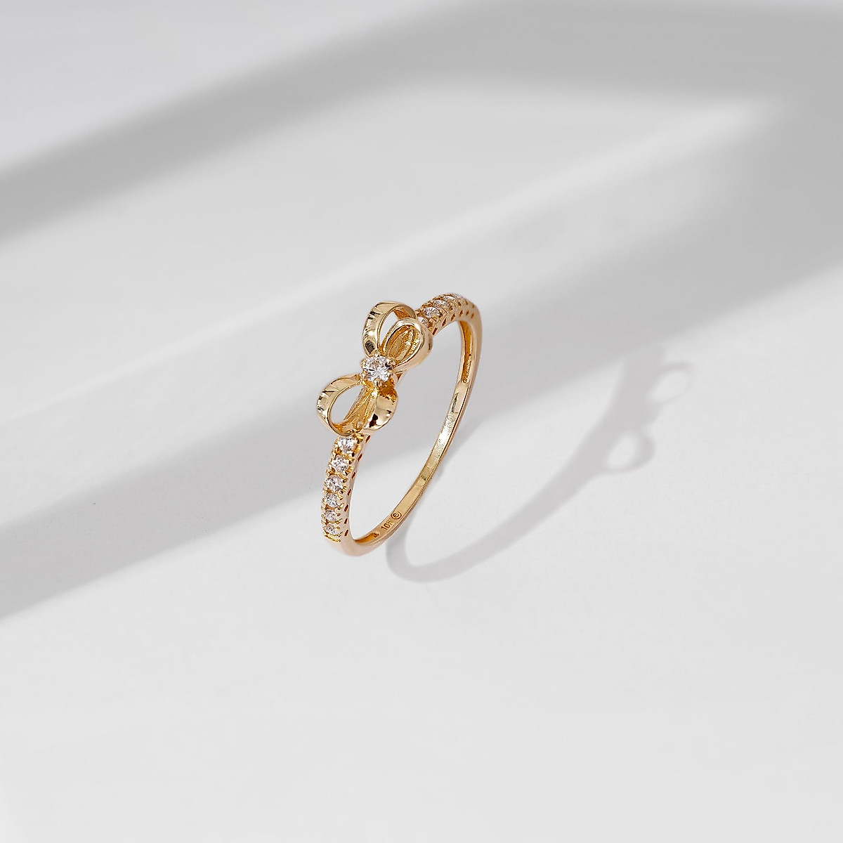 Amazon Essentials 10k Gold Infinite Elements Cubic Zirconia Bow Ring, Size 8 (previously Amazon Collection)