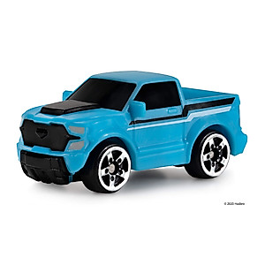Micro Machines Mini Vehicle Hauler in Green - Includes One Exclusive MM Car - Open The Top of The Trailer/Lower The Back Ramp, Load Up to Eight Cars - Collect Them All