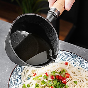 HAOHIZE Mini Butter Melting Pot, Cast Iron Basting Pot for Grill Cooking, Cast Iron Saucepan Round Sturdy Cast Iron Dripless Spout Wooden Handle Omelette Fry Pan for Kitchen