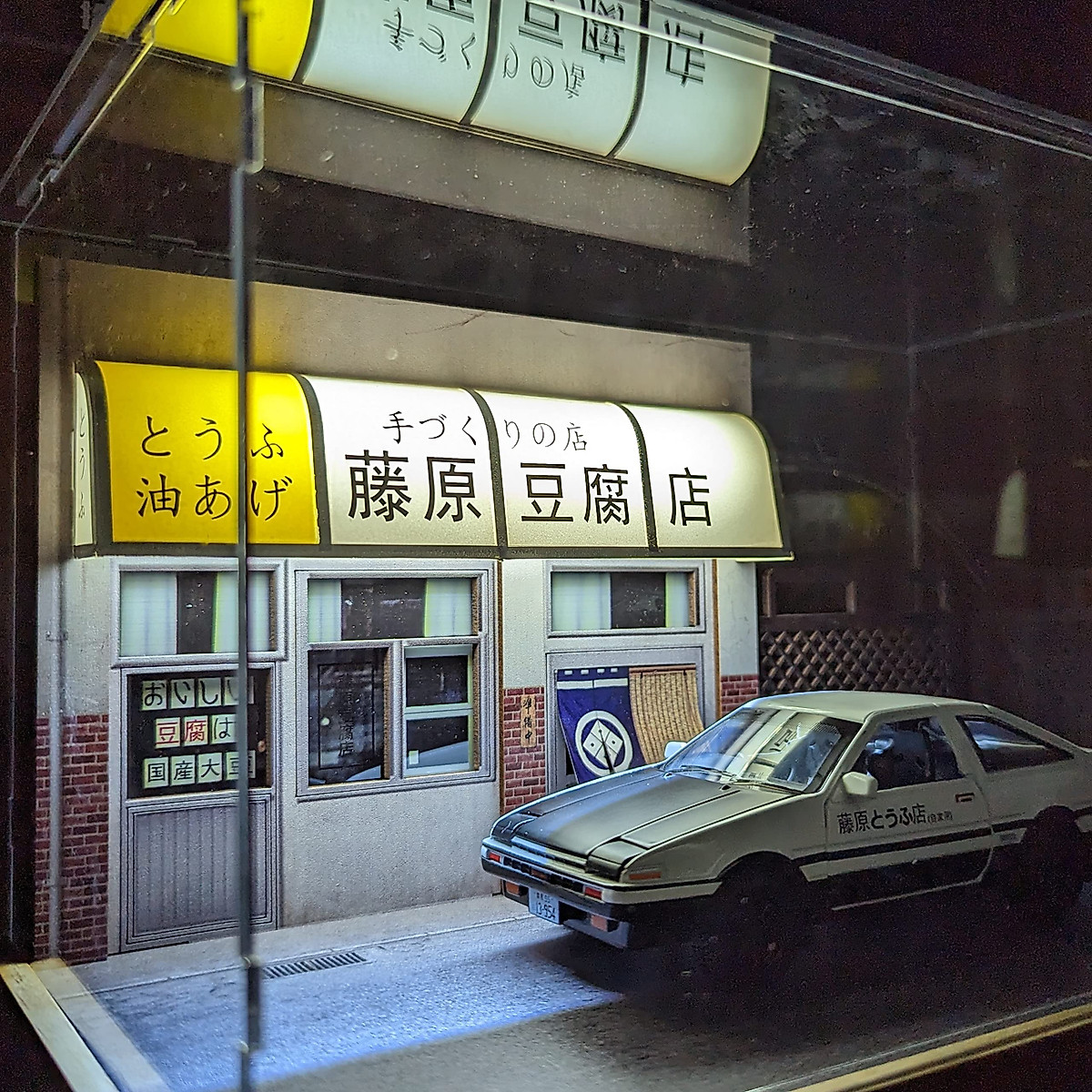 Lonyiabbi 1/32 Scale LED Fujiwara Toufu Store Scene Model Car Acrylic Display Case with AE86 Diecast Car Model JDM Car Model Display Box