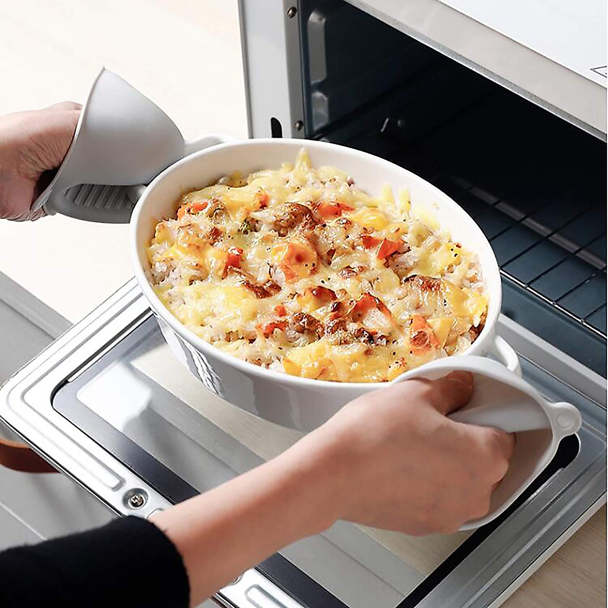 Foraineam 4 Pack 20 Ounce Porcelain Ramekins with Double Handles Oval Creme Brulee Souffle Baking Dishes