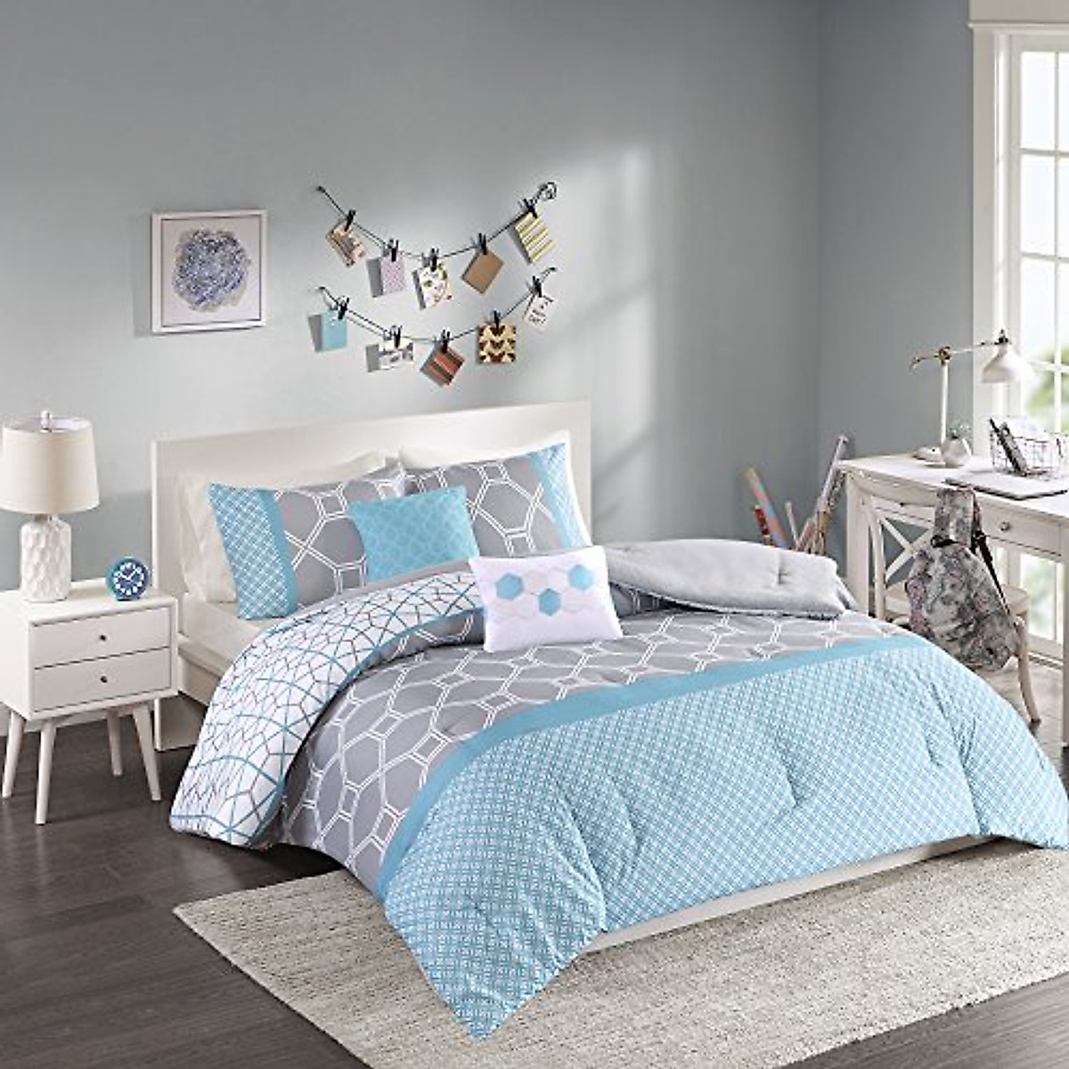 Intelligent Design Clara -All Seasons Comforter Set -5 Piece - Blue - Geometric Pattern - Full/Queen Size - Includes 1 Comforter, 2 Shams, 2 Decorative Pillows - Ideal For Guest Room