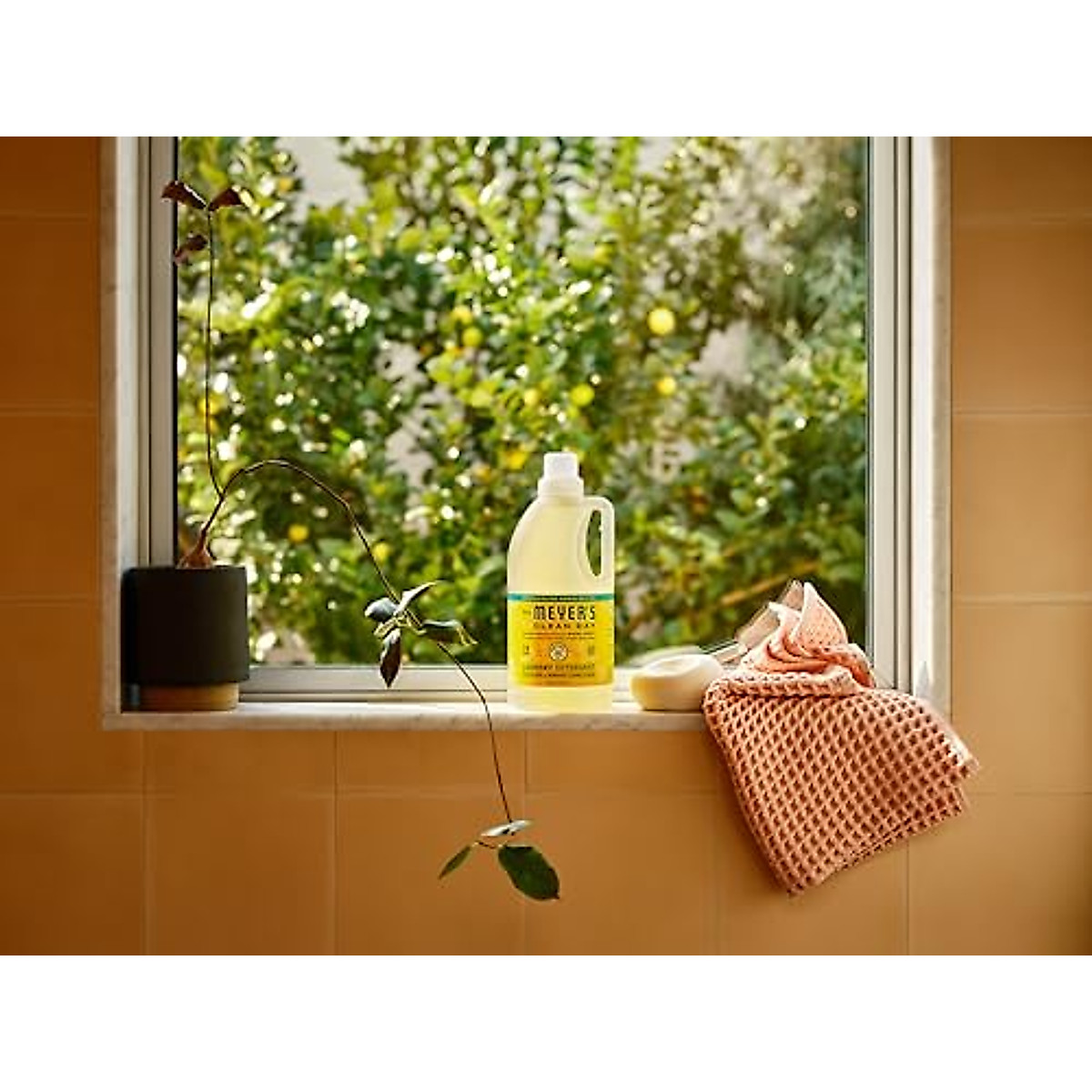 Mrs. Meyer's Liquid Laundry Detergent, Biodegradable Formula Infused with Essential Oils, Honeysuckle, 64 oz (64 Loads)