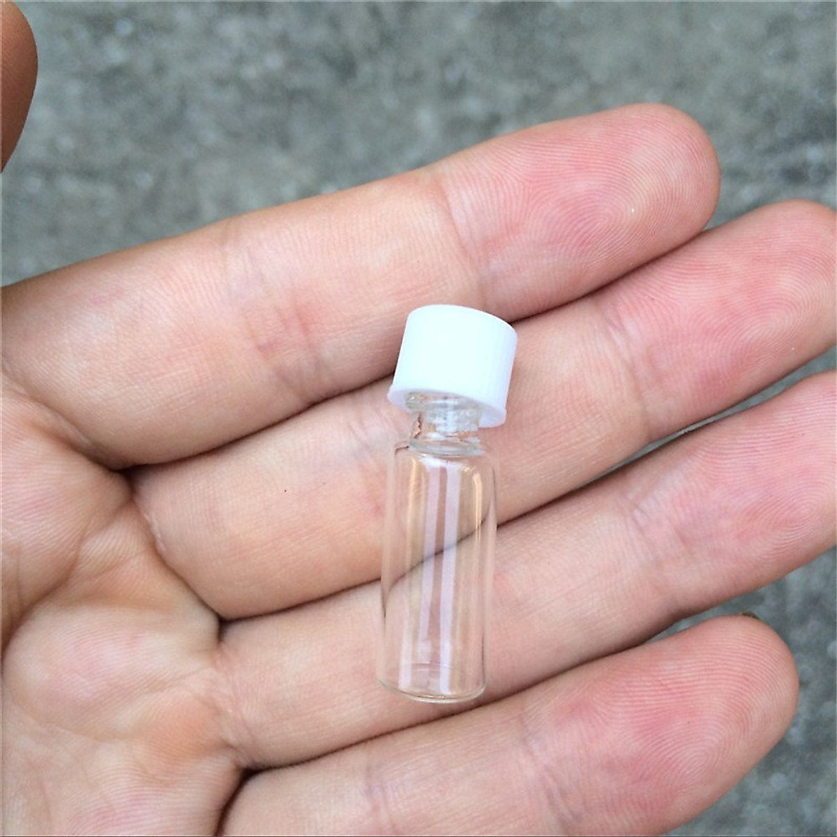 TAI DIAN 100pcs 1ml Mini Glass Bottles Vials White Plastic Cap Empty Tiny Transparent Glass Bottle Jars Screw Cap 10286mm Wholesale (10x28x5mm-plastic Cap)