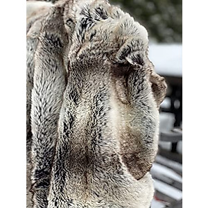 Eikei Luxury Faux Fur Throw Blanket Super Soft Oversized Thick Warm Afghan Reversible to Plush Velvet in Tan Grey Wolf, Cream Mink or Blush Chinchilla, Machine Washable (Chinchilla, 60Wx70L)