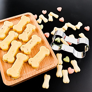 Dog treats Cutters Set 11 Pieces,5 Dog Bone 3 Footprint 2 Dogs 1House Dog Cookie Cutter sets Different Sizes Mini Small Medium Big Cut Out for Homemade Treats and Baking