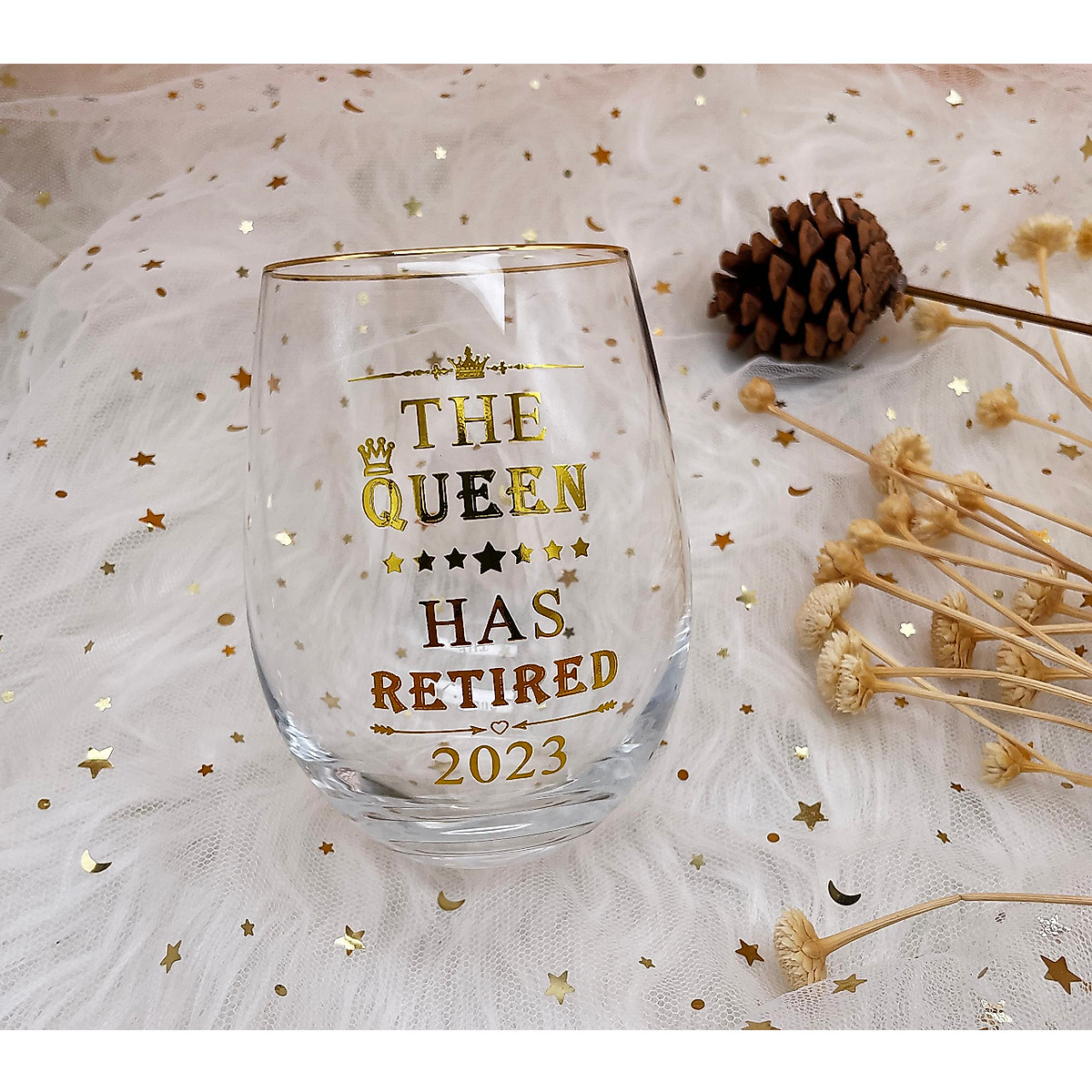 The Queen Has Retired 2023-Retirement Gift for Women Men-15OZ Wine Tumblers Glass Cup-Commemorative Gift for Mother,Grandma,Boss,Co-worker,Friends-Gold Printed Glass.