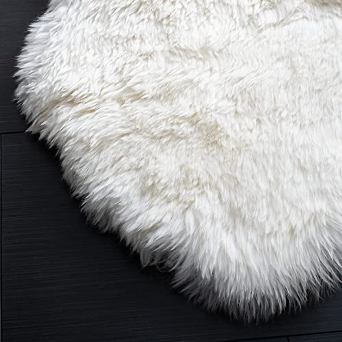 SAFAVIEH Sheep Skin Collection Area Rug - 6' Square, Natural & White, Handmade Rustic Glam Genuine Pelt, 3.4-inch Thick Ideal for High Traffic Areas in Living Room, Bedroom (SHS211A)