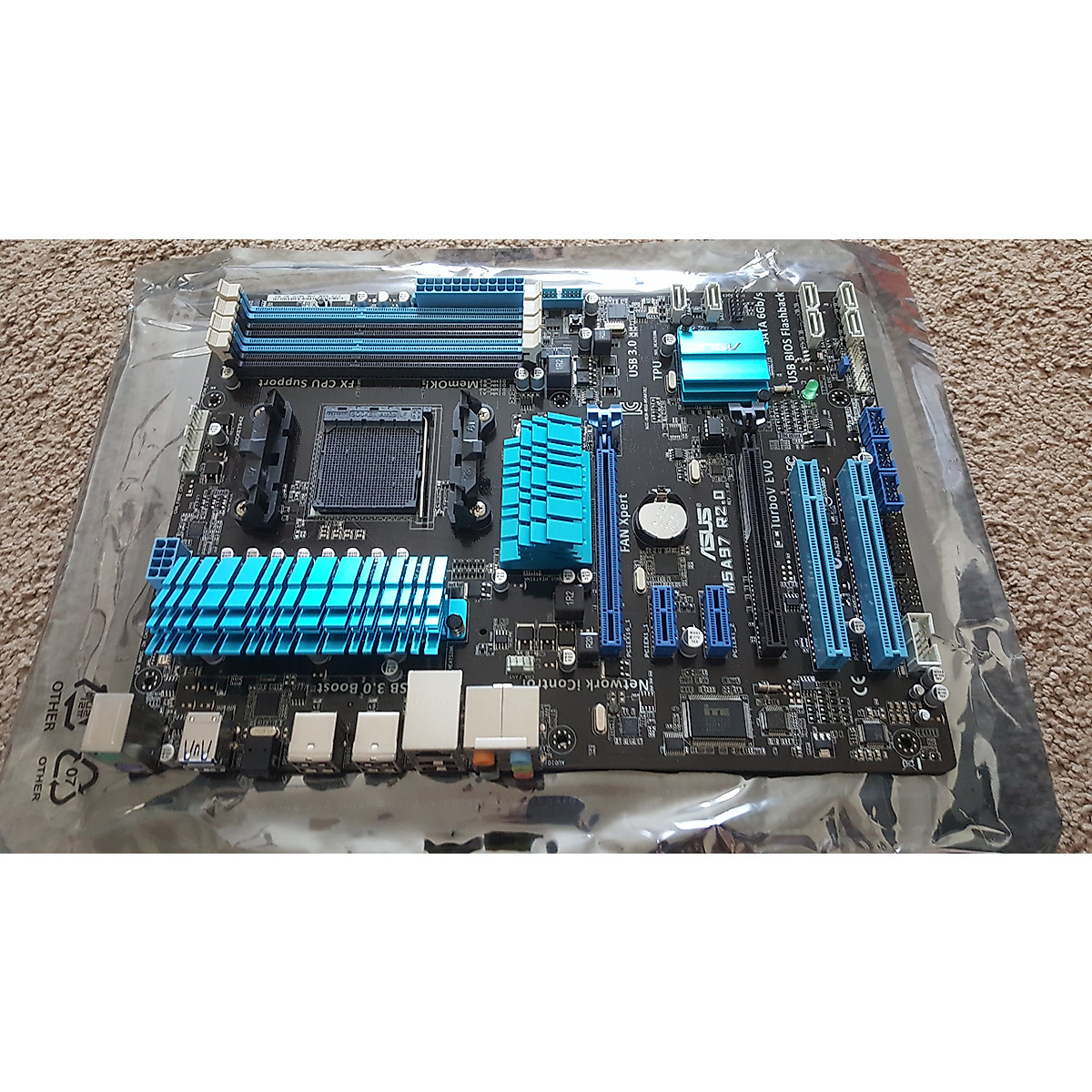 ASUS M5A97 R2.0 AM3+ AMD 970 SATA 6Gb/s USB 3.0 ATX AMD Motherboard