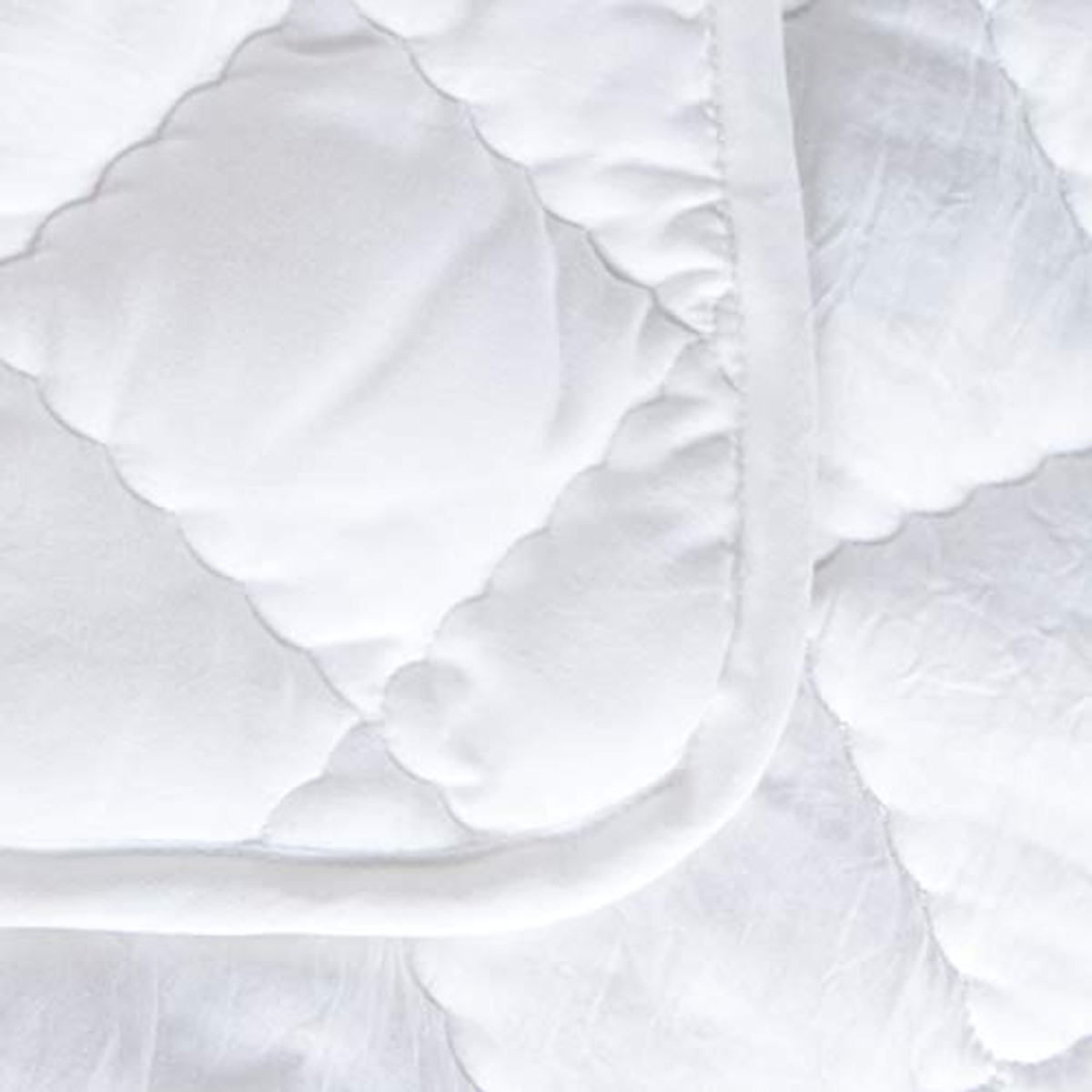 BEDSUM 100% Brushed Microfiber Down Alternative Toddler Comforter, Ultra Soft Lightweight and Warm Breathable Crib Quilted Blanket for Nursery Stroller Bed, 39x47 Inches, White