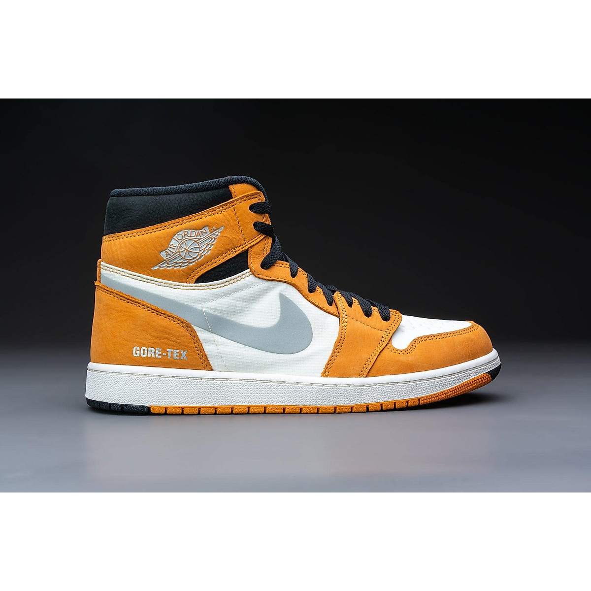 Jordan Mens Air Jordan 1 Element Gore-TEX DB2889 700 Light Curry - Size 9.5