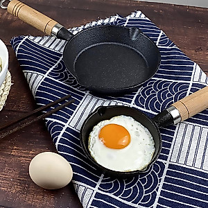 Mini Frying Pan Set with Burner Grate, 5.9" Small Coating-Free Cast Iron Skillet Pan with Removable Heat-Resistant Wooden Handle, Omelet Pans, Portable Egg Frying Pan for Camping