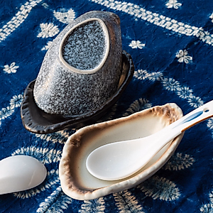 LINXUXIE Ceramic Spoon Rest for Stove Top, 3 PCS Shell-Shaped Stable Glaze Sauce Tray Fruits Dish Porcelain Utensil Spoon Holder for Kitchen Counter Dining Table Decor Easy Clean (NO.1)