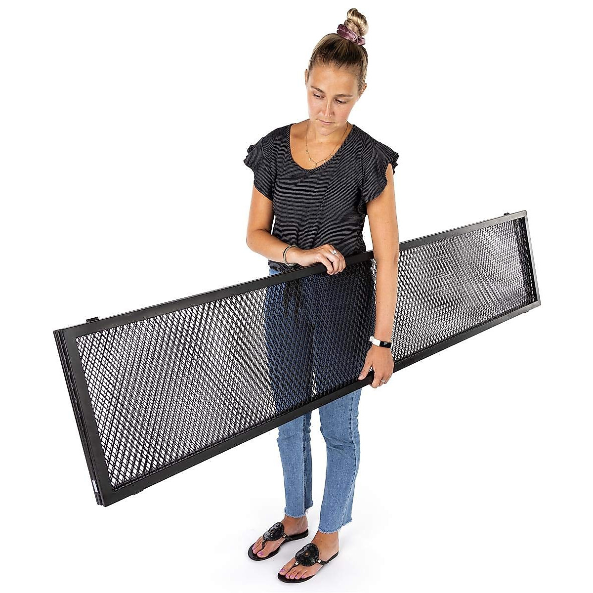 Displays2go Metal Mesh Display Screen, Three Panels, 45" W x 72" H, Iron Mesh Retail - Black (SMMMFSD)