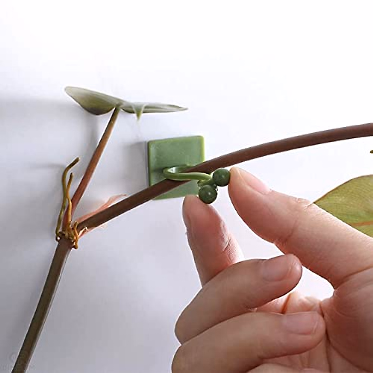 110Pcs Wall Plants Climber Vine Sticky Wall Clips Green 3 Different Size Wall Fixture Clips | Plant Fixture Cable Clips Self-Adhesive Plant Clips Fixing Hook Wall Vine Supports Traction Wall Clip
