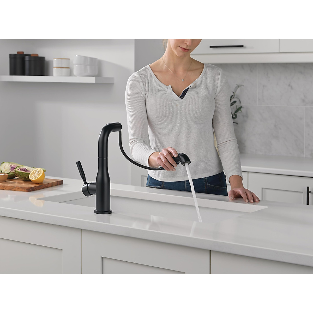 Delta Faucet Almari Pull-Out Kitchen Faucet, Black Kitchen Faucets with Pull-Out Sprayer, Kitchen Sink Faucet, Faucet for Kitchen Sink with Magnetic Docking, Matte Black 16943-BL-DST