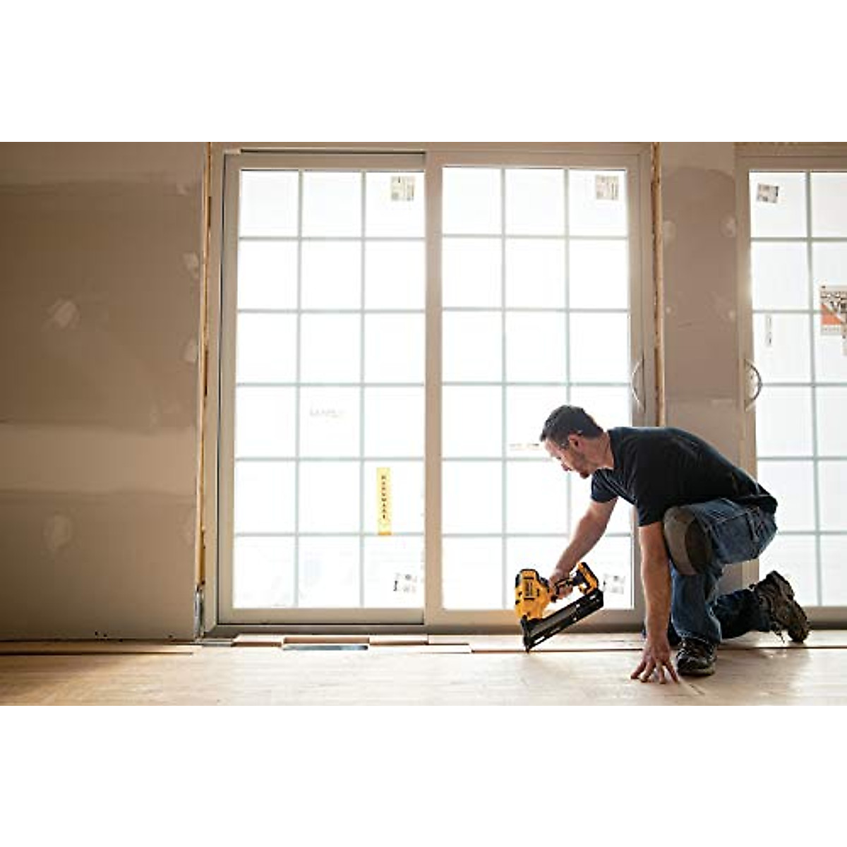 DEWALT 20V MAX Finish Nailer Kit, Angled, 15GA, Battery, Charger & Bag (DCN650D1)