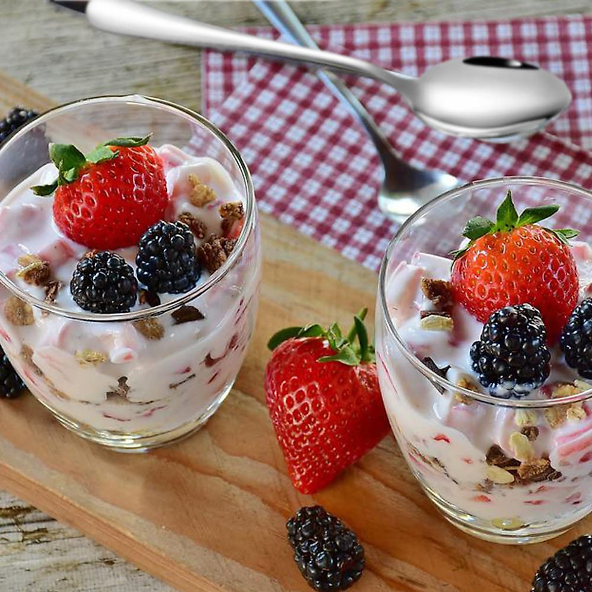 Teaspoons set of 6 Stainless Steel Classic Bead Teaspoons Dessert Spoon Stainless Steel Teaspoons Mirror Finish & Modern Design with Scalloped Edge Used in a Home Kitchen or Dining Room