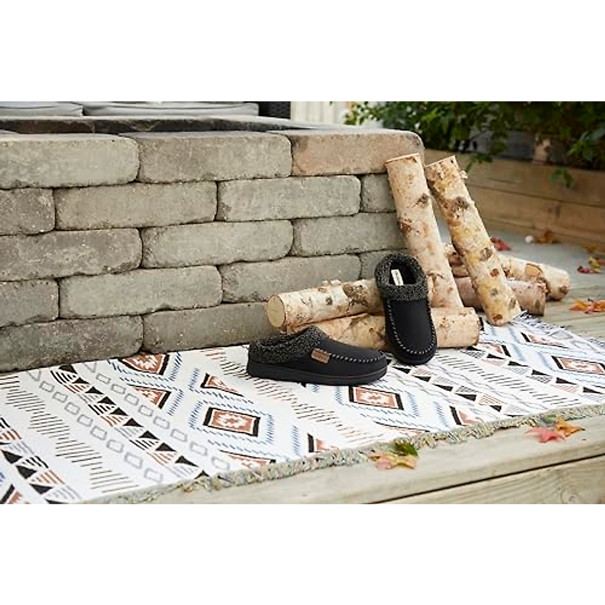 Dearfoams Men's Brendan Microfiber Suede Clog Slipper, Black (Whipstitch), Medium