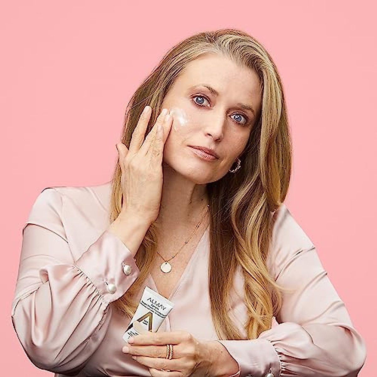 Almay Anti-Aging Foundation, Smart Shade Face Makeup with Hyaluronic Acid, Niacinamide, Vitamin C & E, Hypoallergenic-Fragrance Free, 500 Golden, 1 Fl Oz (Pack of 1)