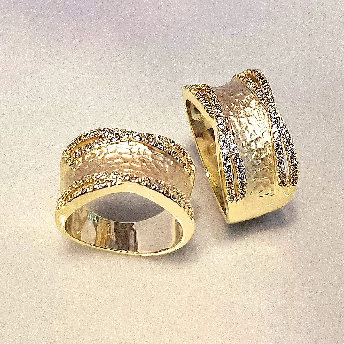 LAVINA Unique CZ Faux Diamond Matte Finish Hammered Band Ring For Proms, Holiday, Birthday (Gold, 8)