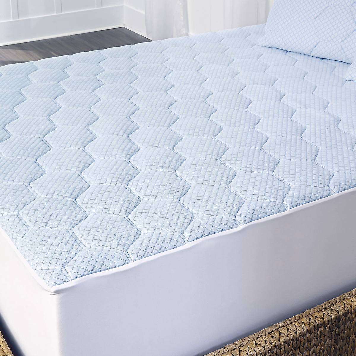 Overstock Arctic Sleep Cooling Gel Memory Foam Mattress Topper with Skirt Queen