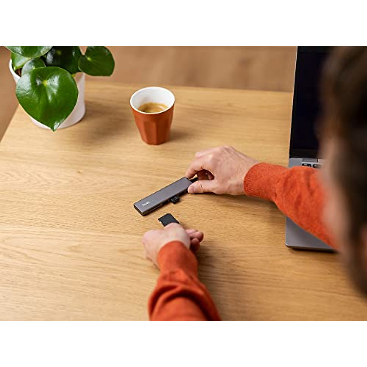 Trust 24191 Halyx Fast USB-C Hub and Card Reader, 3 Extra Ports, 5Gbps with USB 3.2 Gen 1, SD and Micro-SD Card Reader 104 MB/s, (Micro) SD, SDHC and SDXC up to 2 TB