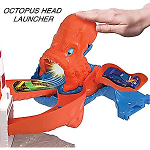 Hot Wheels Toy Car Track Set City Octopus Invasion Attack Playset, Octopus Launcher, 1:64 Scale Car