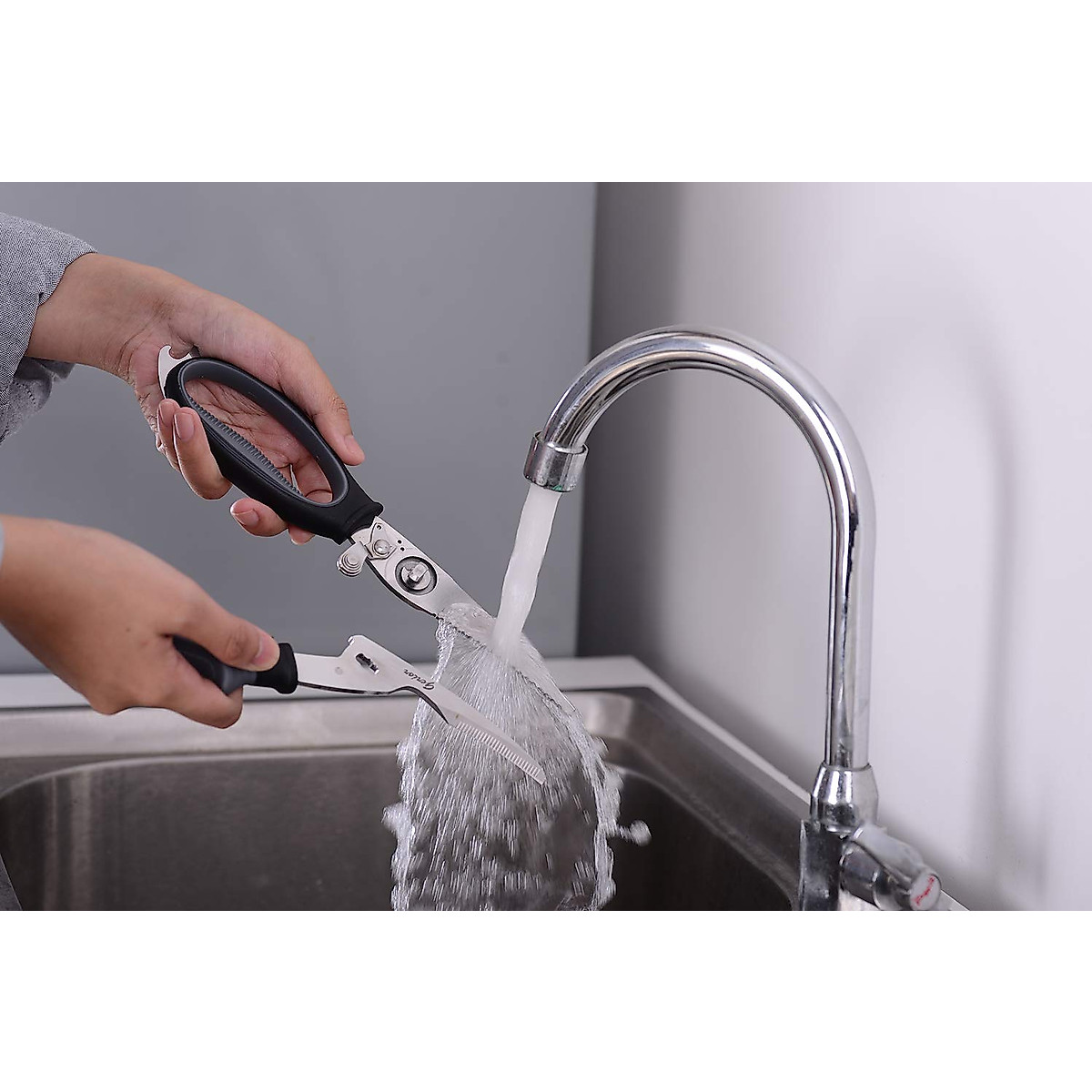 Gerior Spring Loaded Poultry Shears - Heavy Duty Kitchen Scissors for Cutting Chicken, Poultry, Game, Bone, Meat - Chopping Food, Herb - Stainless Steel - Black