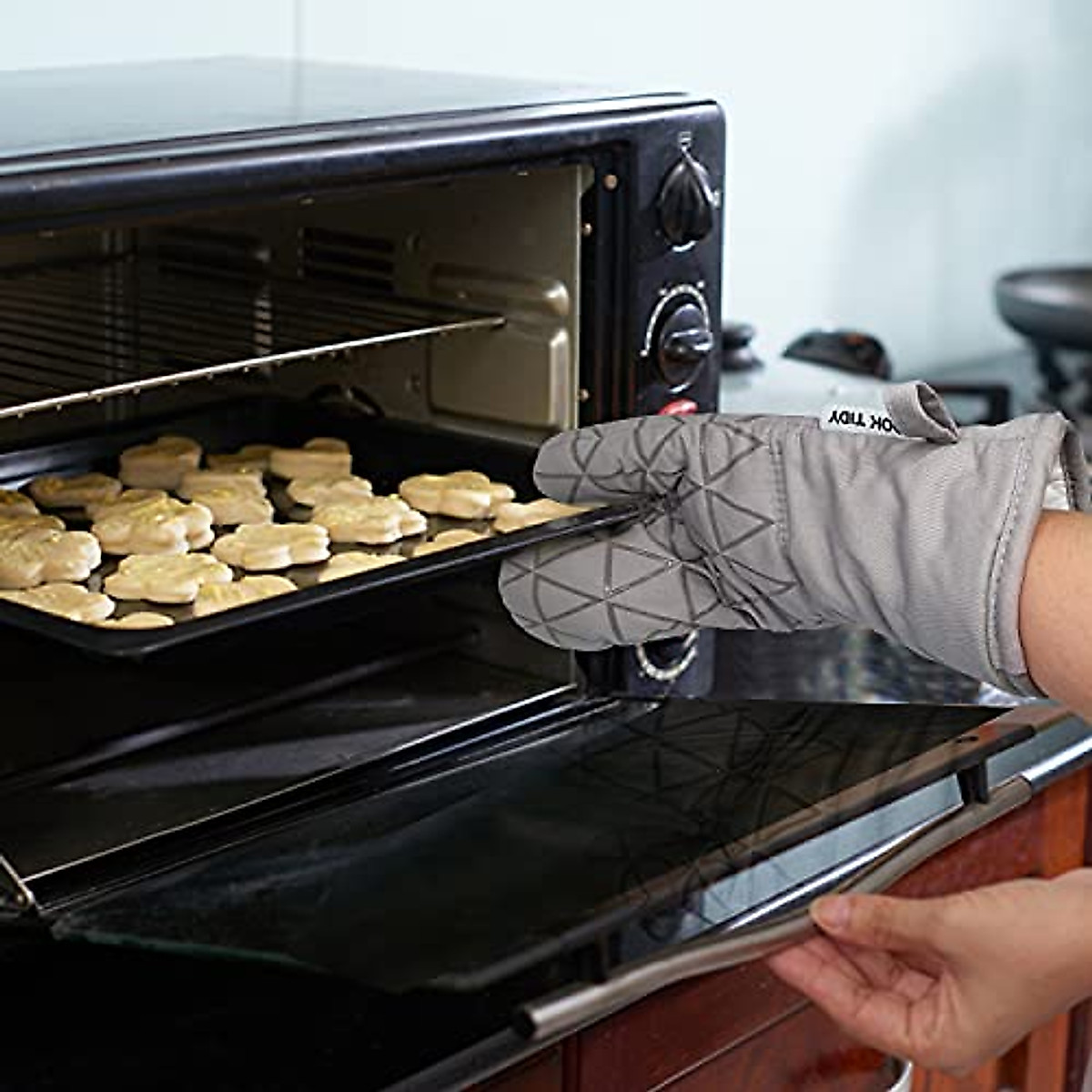 Oven Mitts & Pot Holders Sets - Kitchen Gloves & Towel Gift Box Set Gray 6Pcs by COOK TIDY - 13” Xtra Large Thick Washable - Professional & Heavy Duty - Protective Long Cuff for Cooking, Baking, BBQ