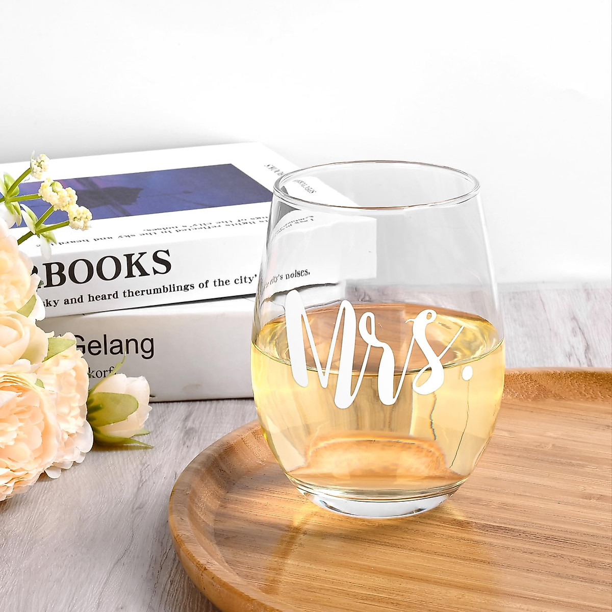 Futtumy 17 Oz Mrs and Mrs Wine Glass Set of 2, Lesbian Gifts, Engagement Gifts for Couples, Gifts for Newly Engaged Couples Her Wife Girlfriend, Lesbian Gifts for Birthday Anniversary Valentine's Day