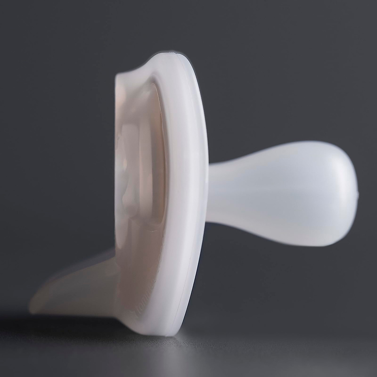 Tommee Tippee Ultra-light Silicone Pacifier, Symmetrical One-Piece Design, BPA-Free Silicone Binkies, 6-18 months, Pack of 4 Pacifiers