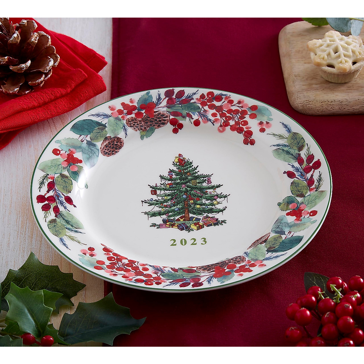 Spode Christmas Tree Collector's Plate, 8-Inch Porcelain Dinner & Appetizer Plate, Holiday-Themed Serving Plate, Microwave & Dishwasher Safe, Festive Collectible Seasonal Dining Plate