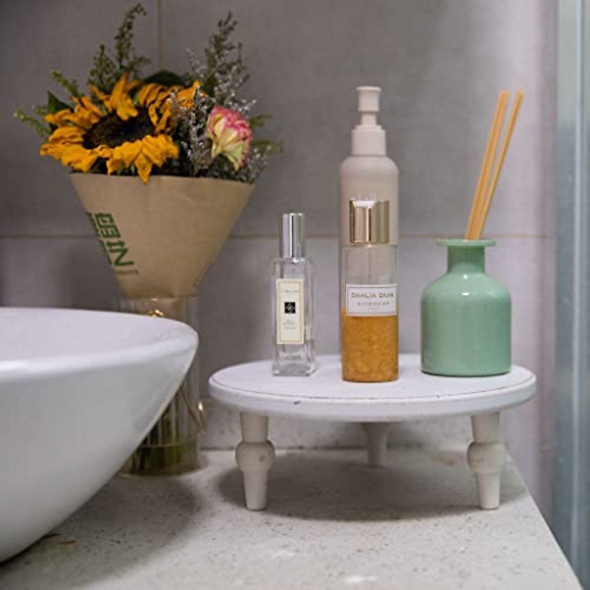 GENMOUS Farmhouse Decorative Round Wood Risers For Decor, White Wood Pedestal Stand With Wood Book Stacks and Garland For Rustic Accent Centerpiece Display in Kitchen/Bathroom/Dining/Living Room