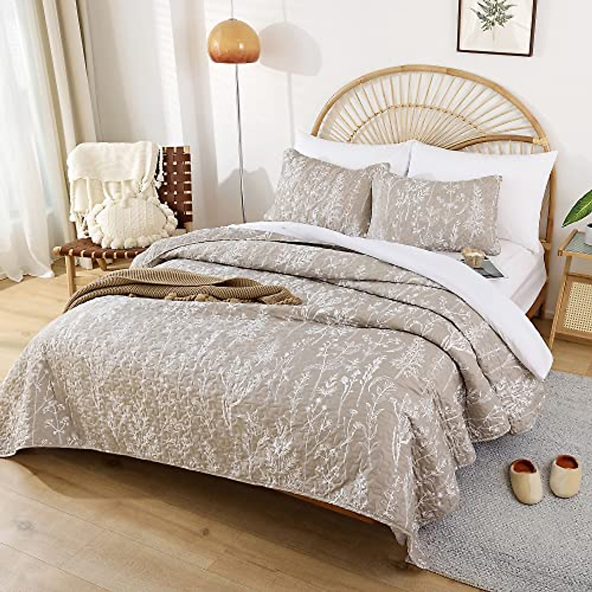 JANZAA Quilt Queen Size Oatmeal Bed Spread with White Floral Pattern Botanical Microfiber Quilts Set Lightweight Comforter 3 Pieces Reversible Bedding Set (1 Queen Quilt and 2 Pillow Cases)