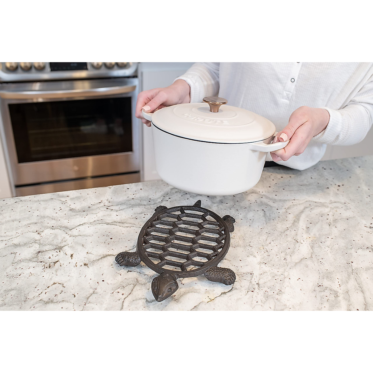 gasaré, Cast Iron Trivet for Pots, Pans, and Hot Dishes, Metal Trivet, Sea Turtle Design, Rubber Feet Caps, Ring Hanger, 11.5 x 8 Inches, Brown, 1 Unit