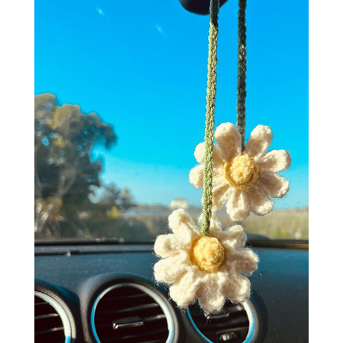 Crochet Daisy Car Accessories for Women Cute Rear View Mirror Hanging Charms Handmade Daisy Flower Gifts for Crochet Lovers Car Decor Automotive Interior Aesthetic(White)