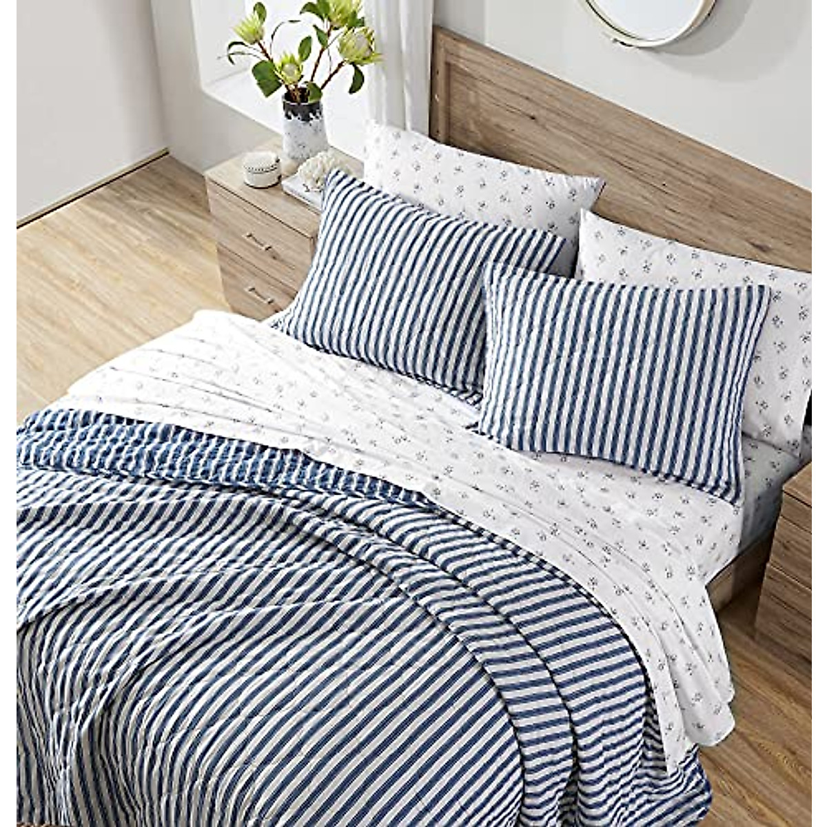 Stone Cottage - Queen Quilt Set, Super Soft Reversible Bedding with Matching Shams, Luxurious Room Essentials (Willow Way Indigo, Queen)