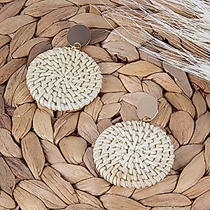 Freie Liebe Straw Clutch Bag for Women Summer Clutch Purses Beach Envelope Woven Handbags with 5PCS Earrings