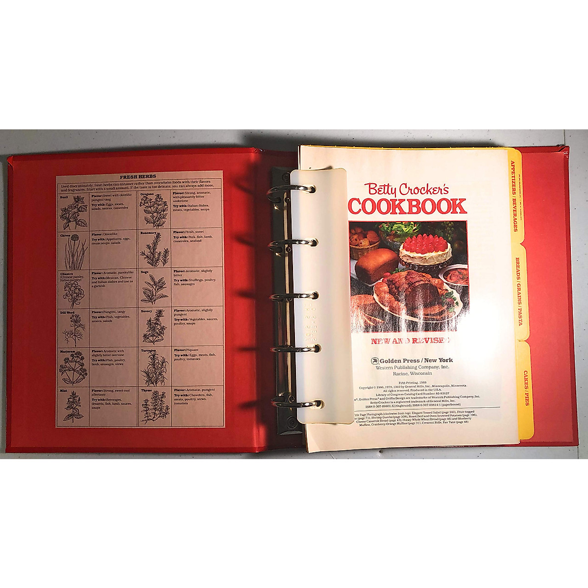 Betty Crocker's Cookbook (5-Ring Binder)