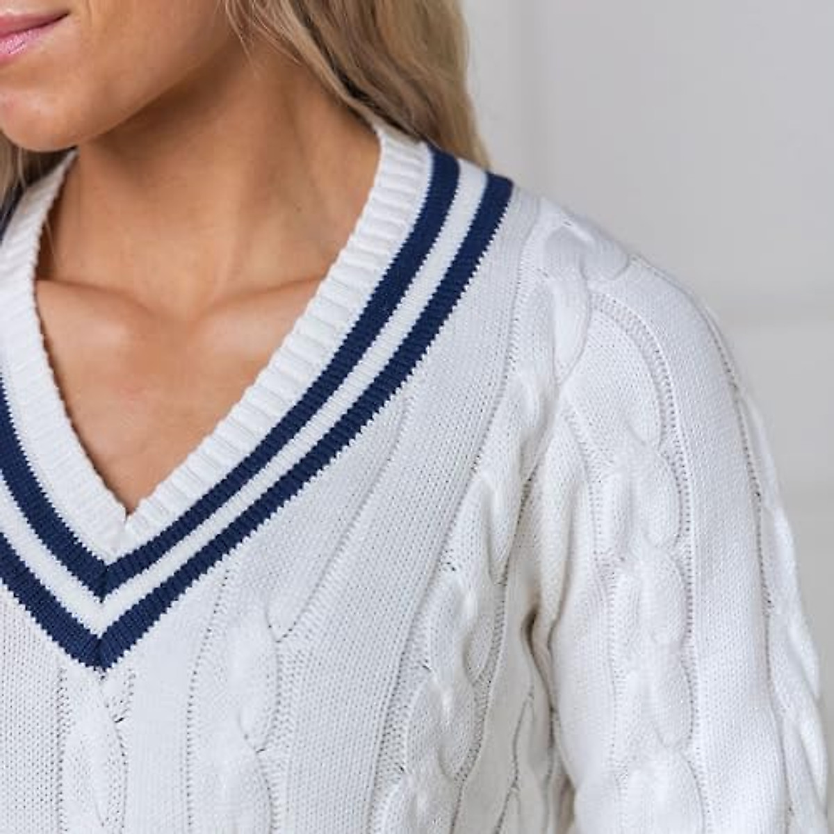Hope & Henry Women's Organic Long Sleeve V-Neck Cricket Sweater, Large, Soft White Cable with Navy