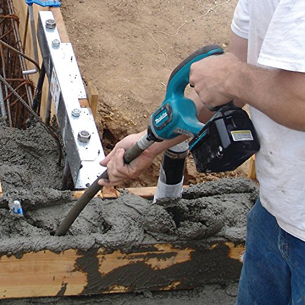 Makita XRV02T 18V LXT® Lithium-Ion Cordless 8' Concrete Vibrator Kit (5.0Ah)